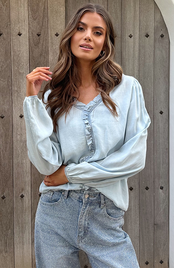 Denim Ruffle Blouse Light Blue | Fashionmusthaves.nl